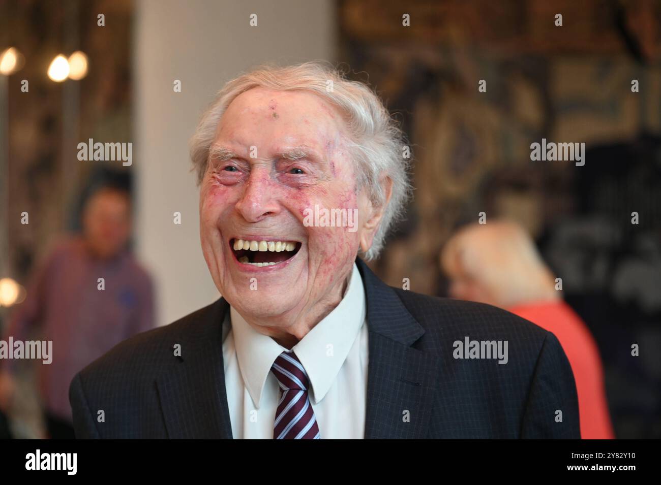 Der Kölner Sänger Ludwig Sebus trägt sich anlässlich seines 99 ...