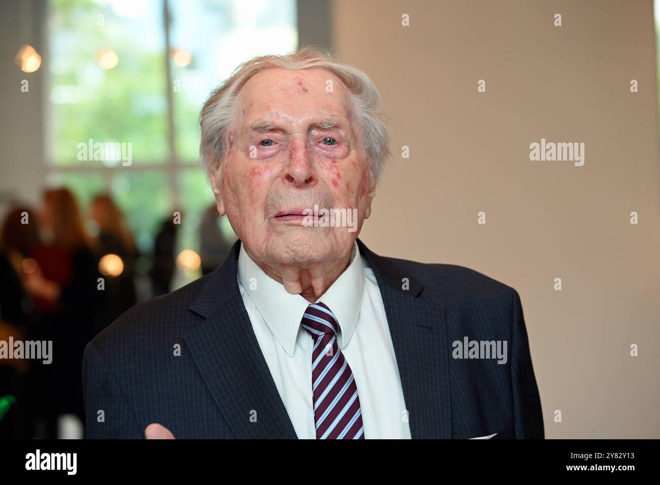 Der Kölner Sänger Ludwig Sebus trägt sich anlässlich seines 99 ...