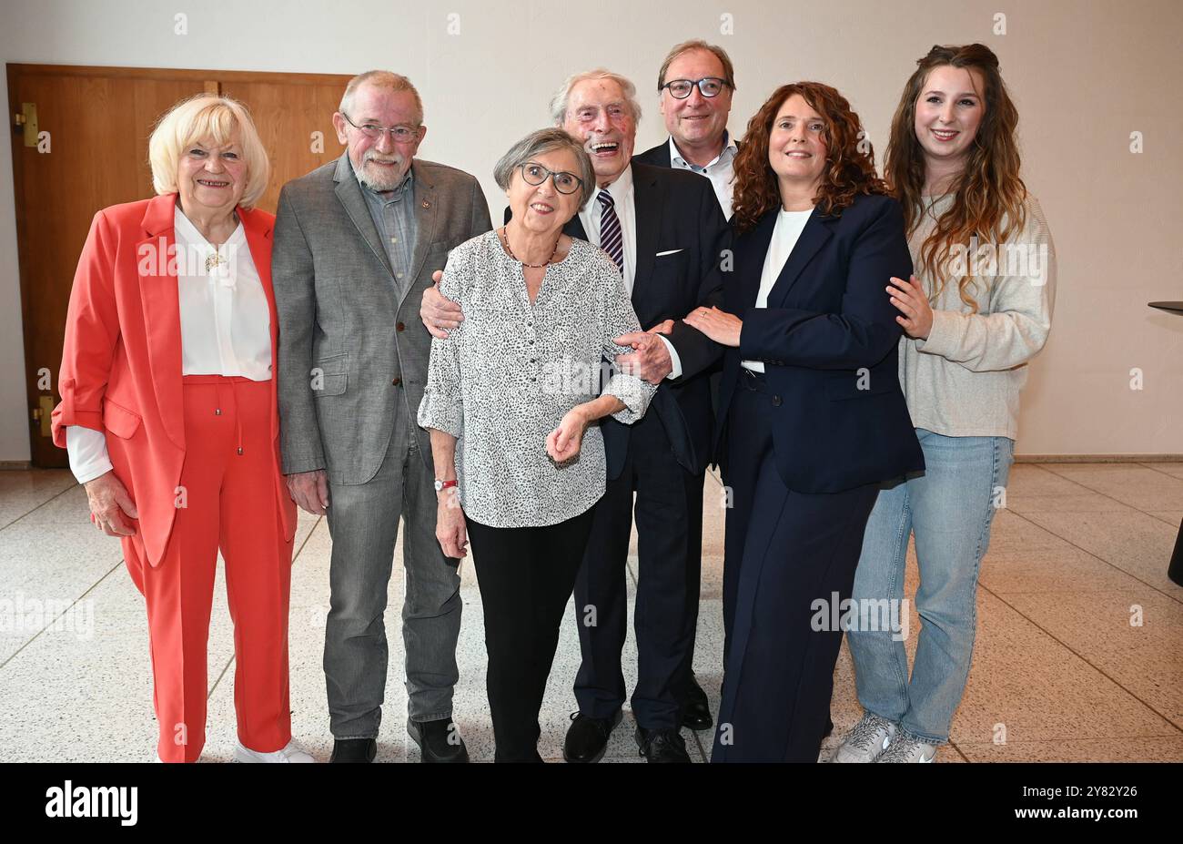 Der Kölner Sänger Ludwig Sebus trägt sich anlässlich seines 99 ...