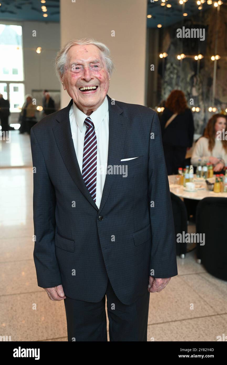 Der Kölner Sänger Ludwig Sebus trägt sich anlässlich seines 99 ...