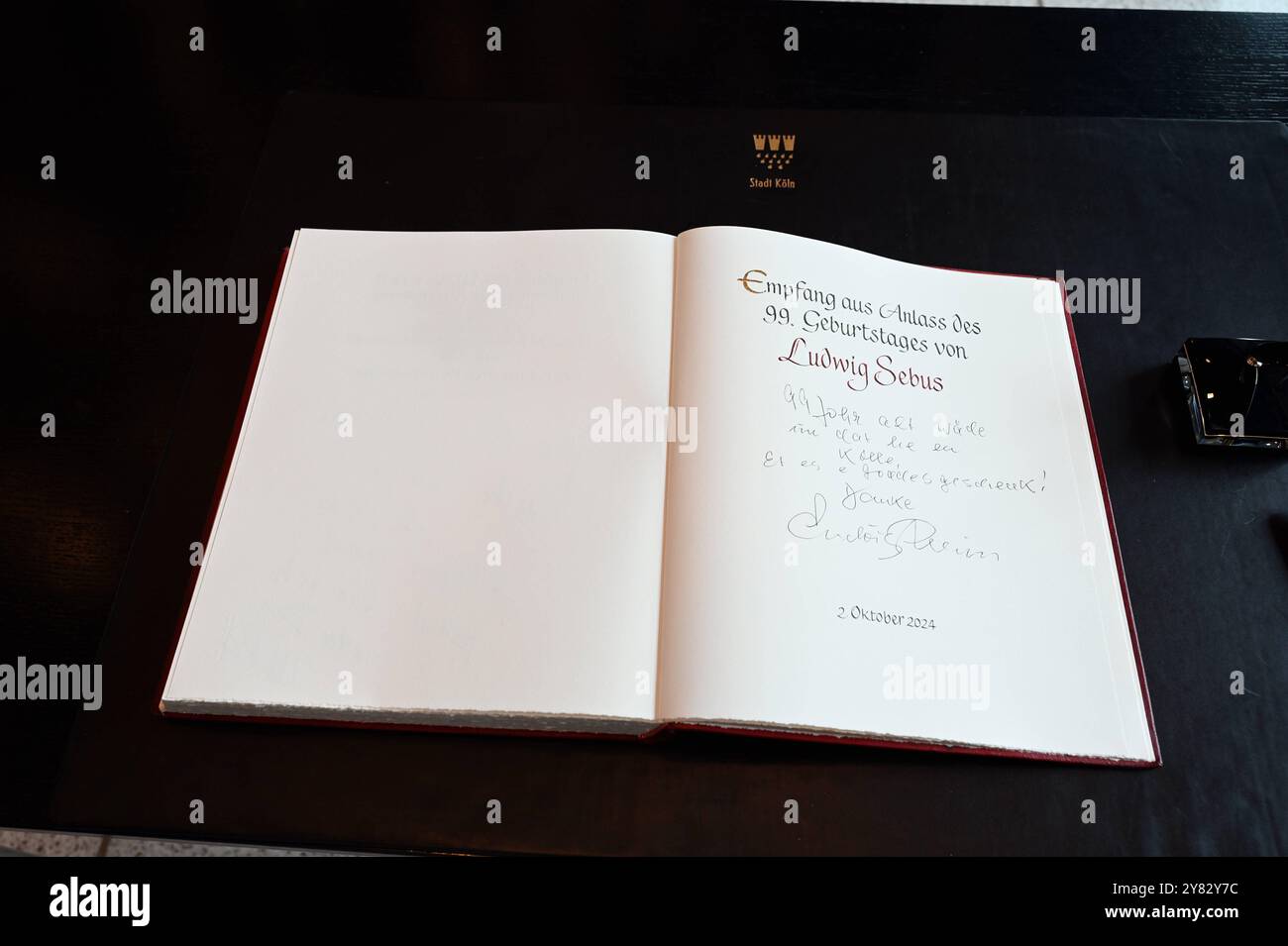 Der Kölner Sänger Ludwig Sebus trägt sich anlässlich seines 99 ... Der Kölner Sänger Ludwig Sebus trägt sich anlässlich seines 99 ...