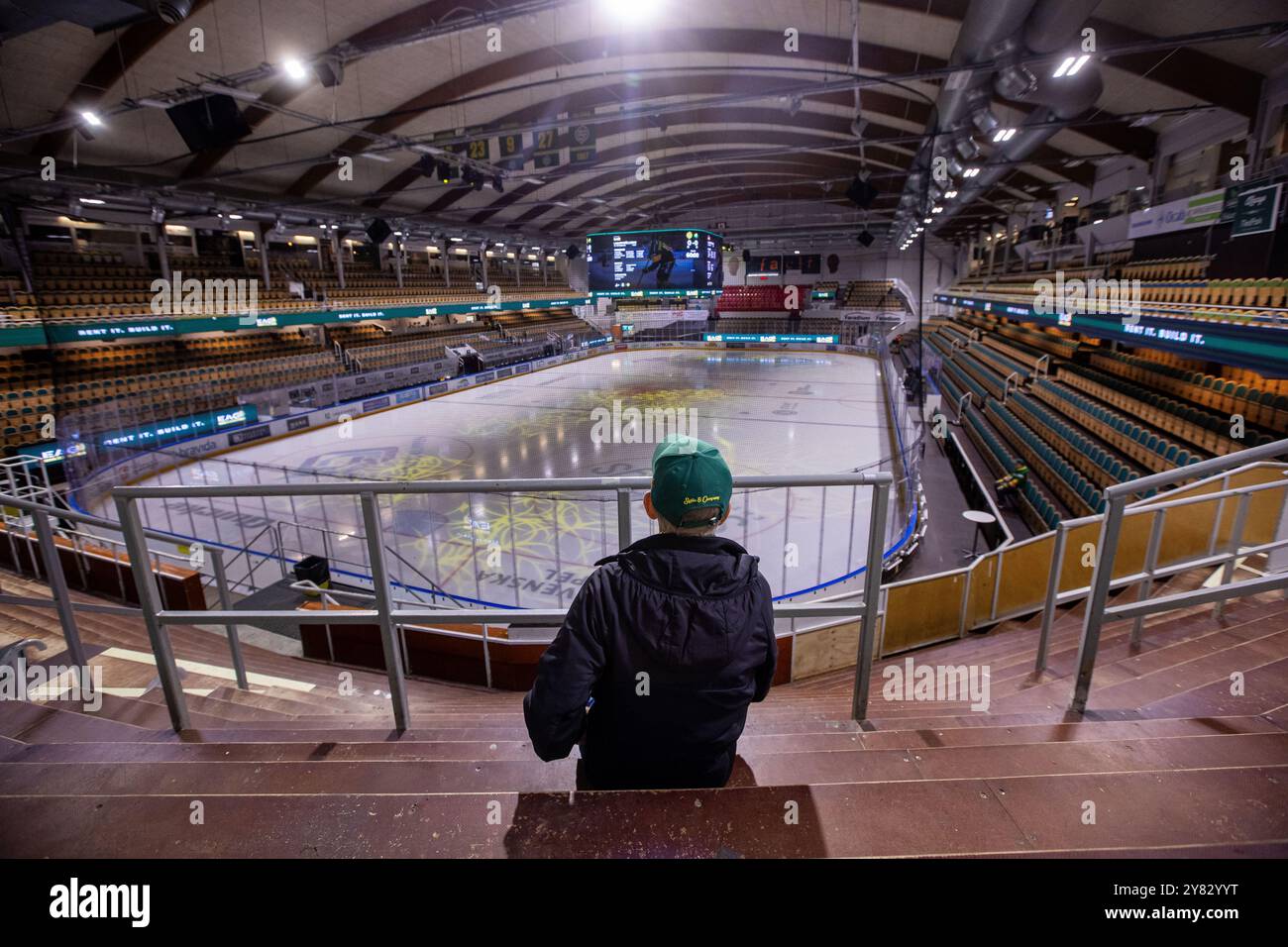 241002 Supporter i Visionite arena inför ishockeymatchen i ...