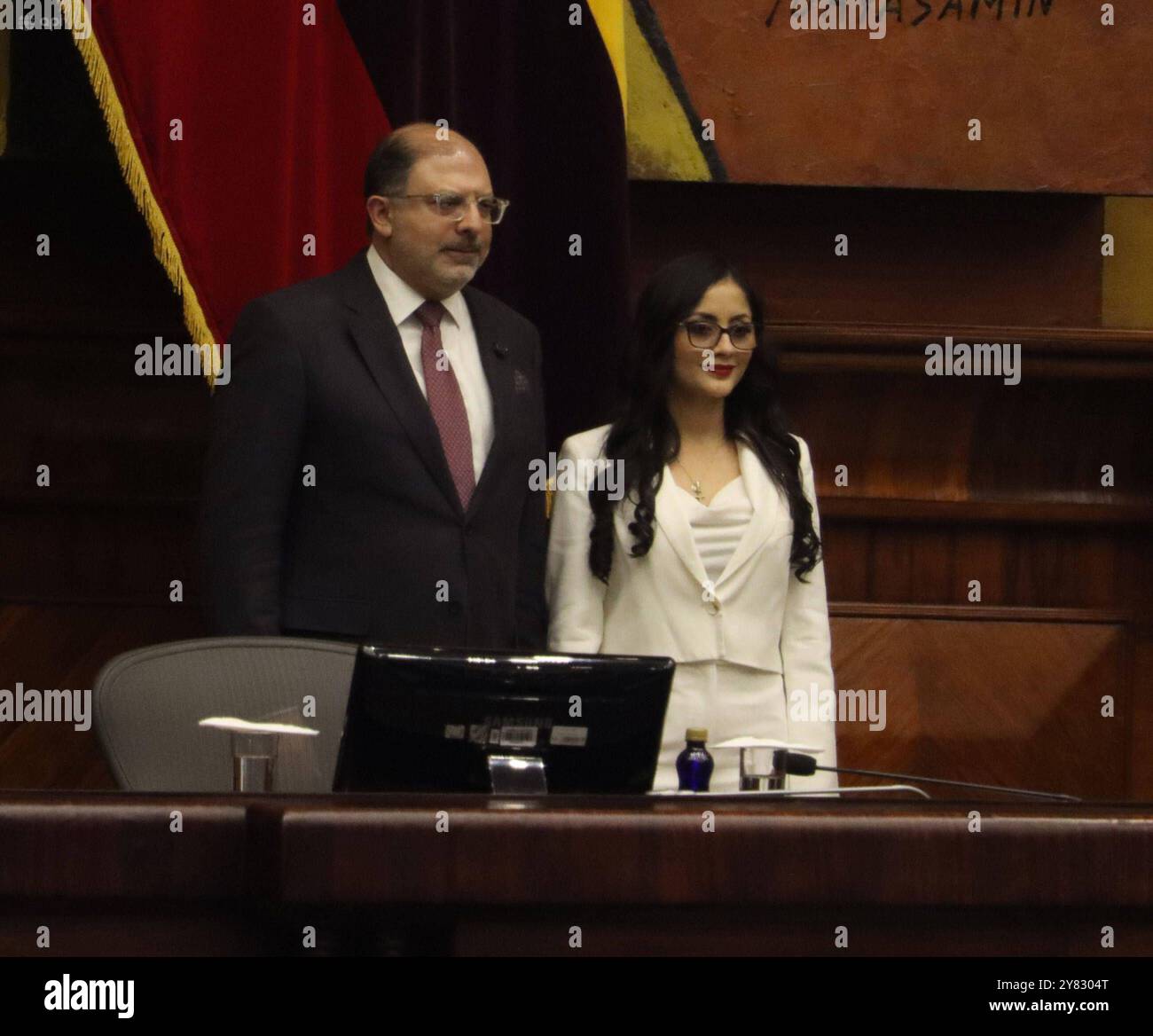 Tratar mal hi-res stock photography and images - Alamy