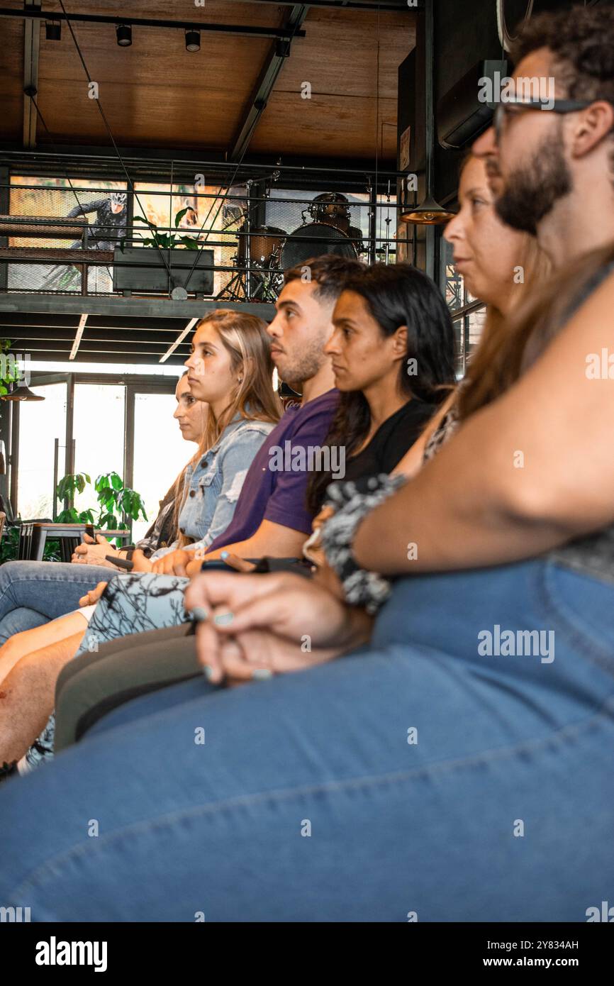 reunion de personas, clase de personas, charla de personas Stock Photo ...