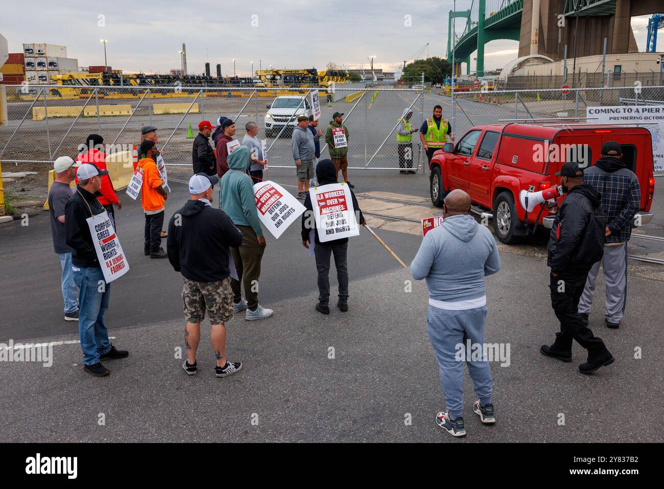 Members of the International Longshoremen's Association strike at ...