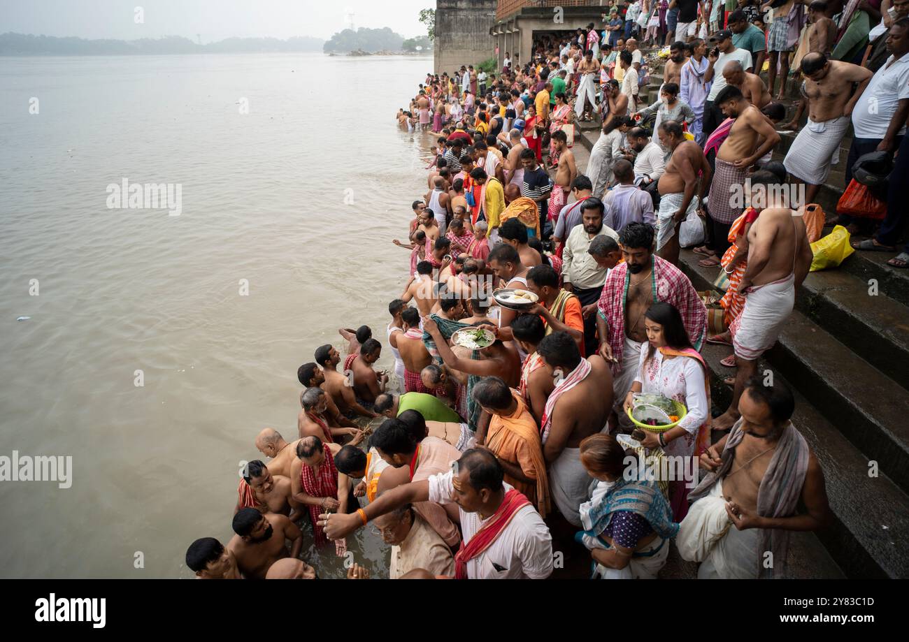 Hindu devotees perform the 'Tarpan' ritual during Mahalaya prayers ...