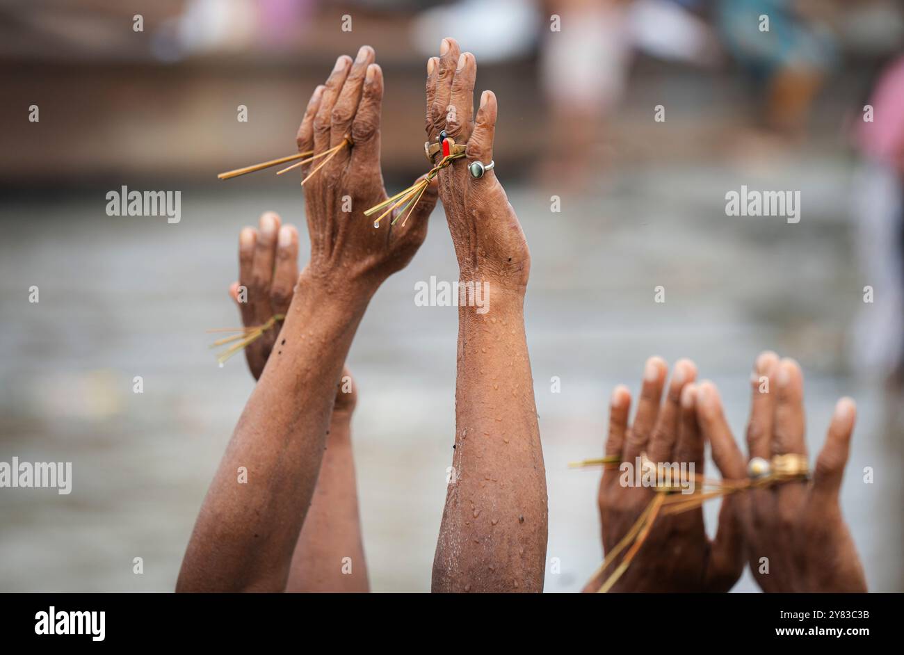 Hindu devotees perform the 'Tarpan' ritual during Mahalaya prayers ...