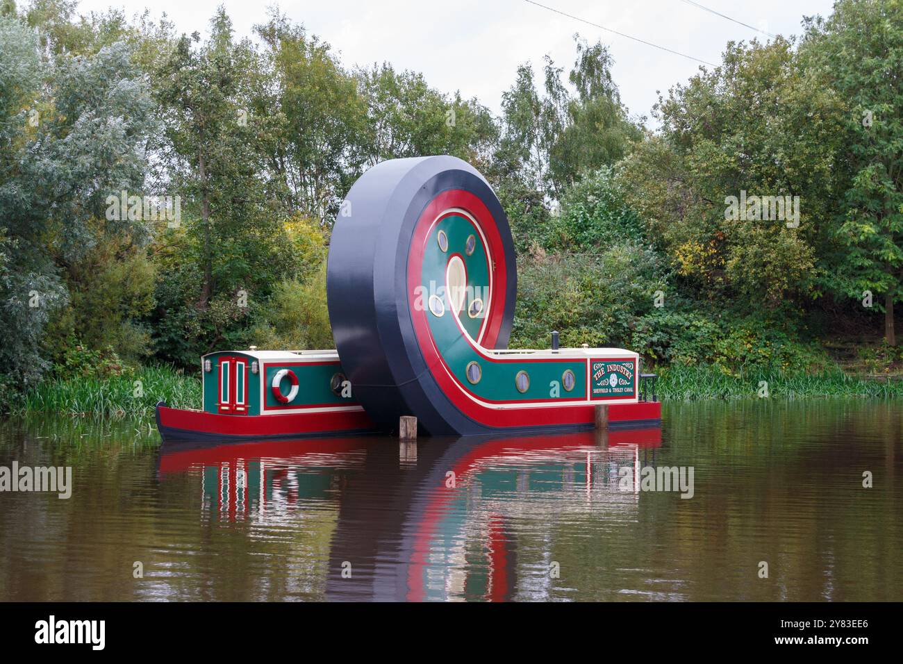The Looping Boat on the Sheffield and Tinsley Canal Stock Photo - Alamy