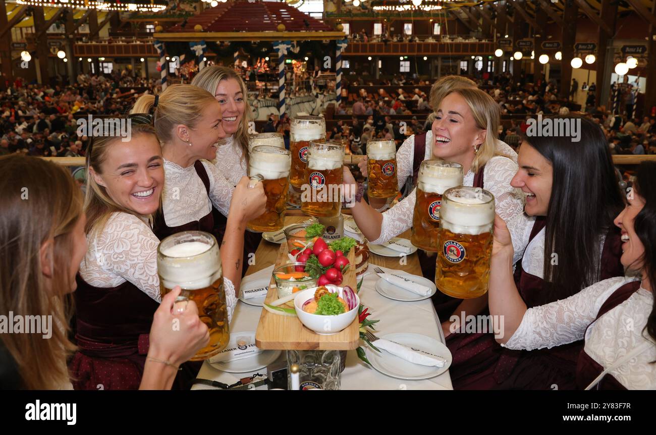 MUNICH, GERMANY - SEPTEMBER 30: Anna Wellmann of FC Bayern Muenchen ...