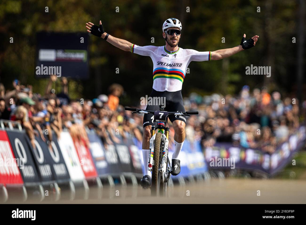 Victor Koretzky of France celebrates victory after the UCI Short Track ...