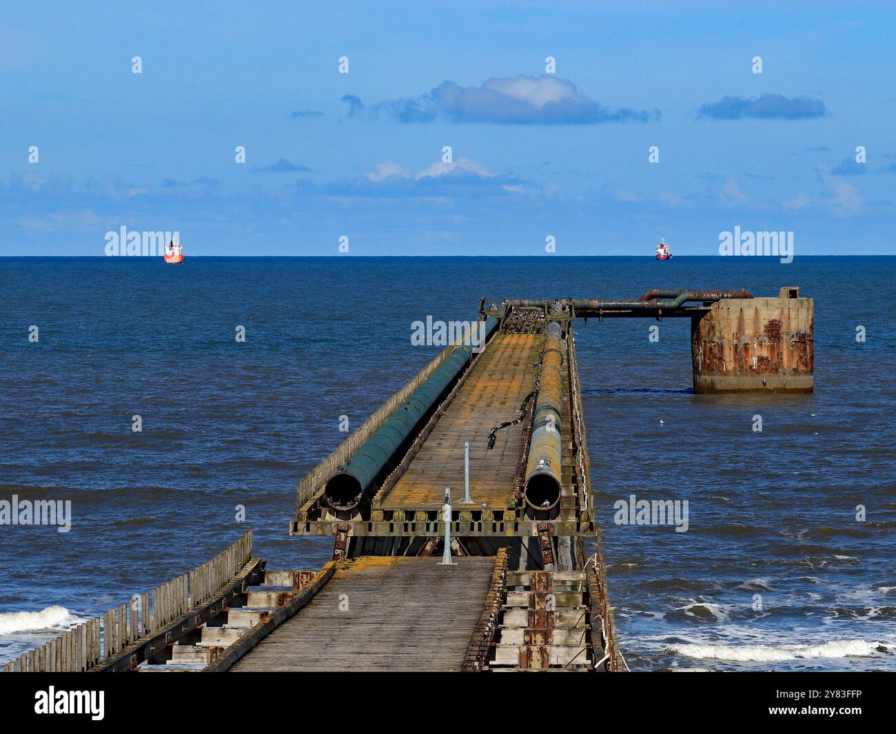 Two ships beyond the pier hi-res stock photography and images - Alamy