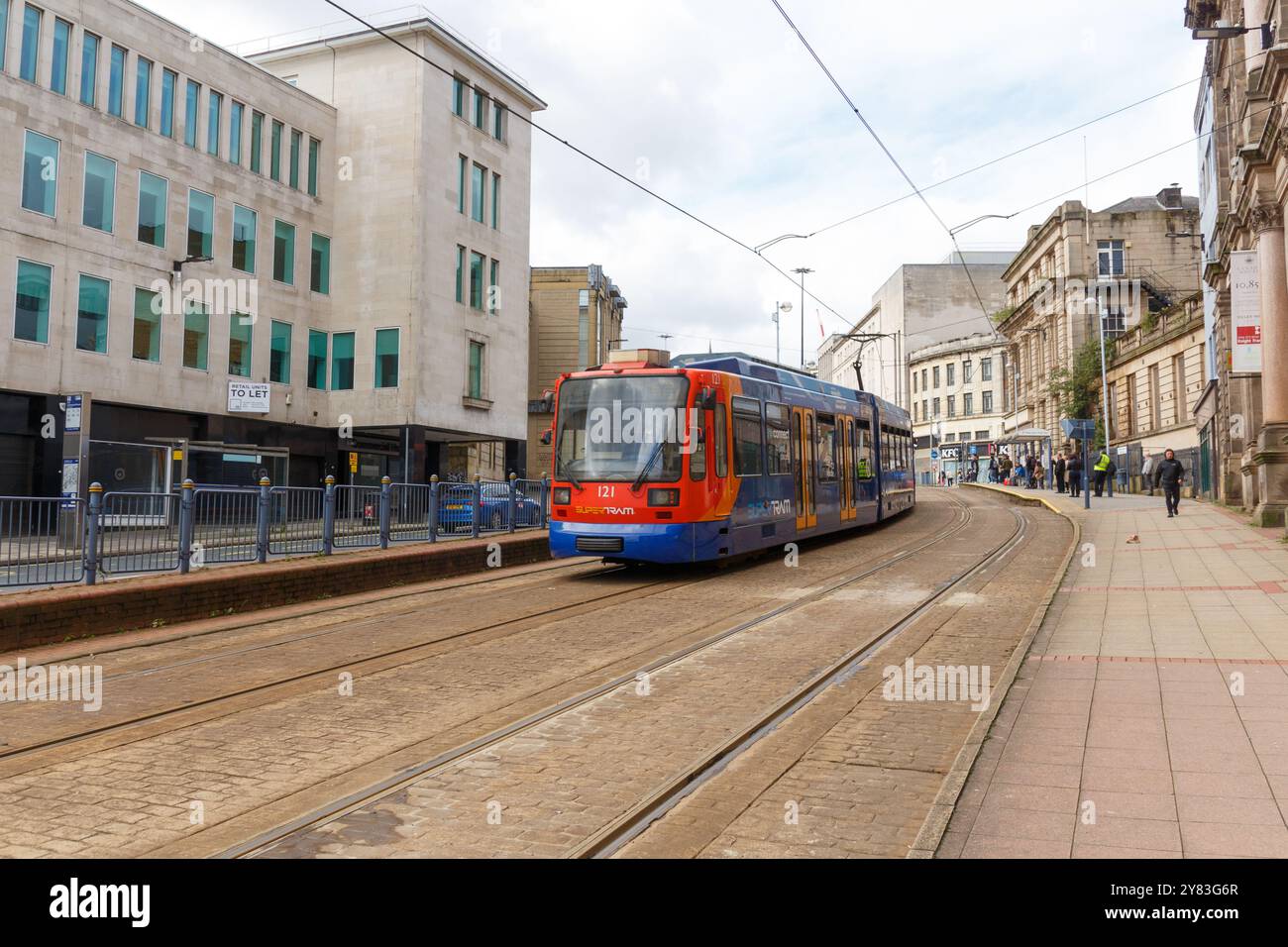 Sheffield supertram passing over Park Square Bridge Stock Photo - Alamy