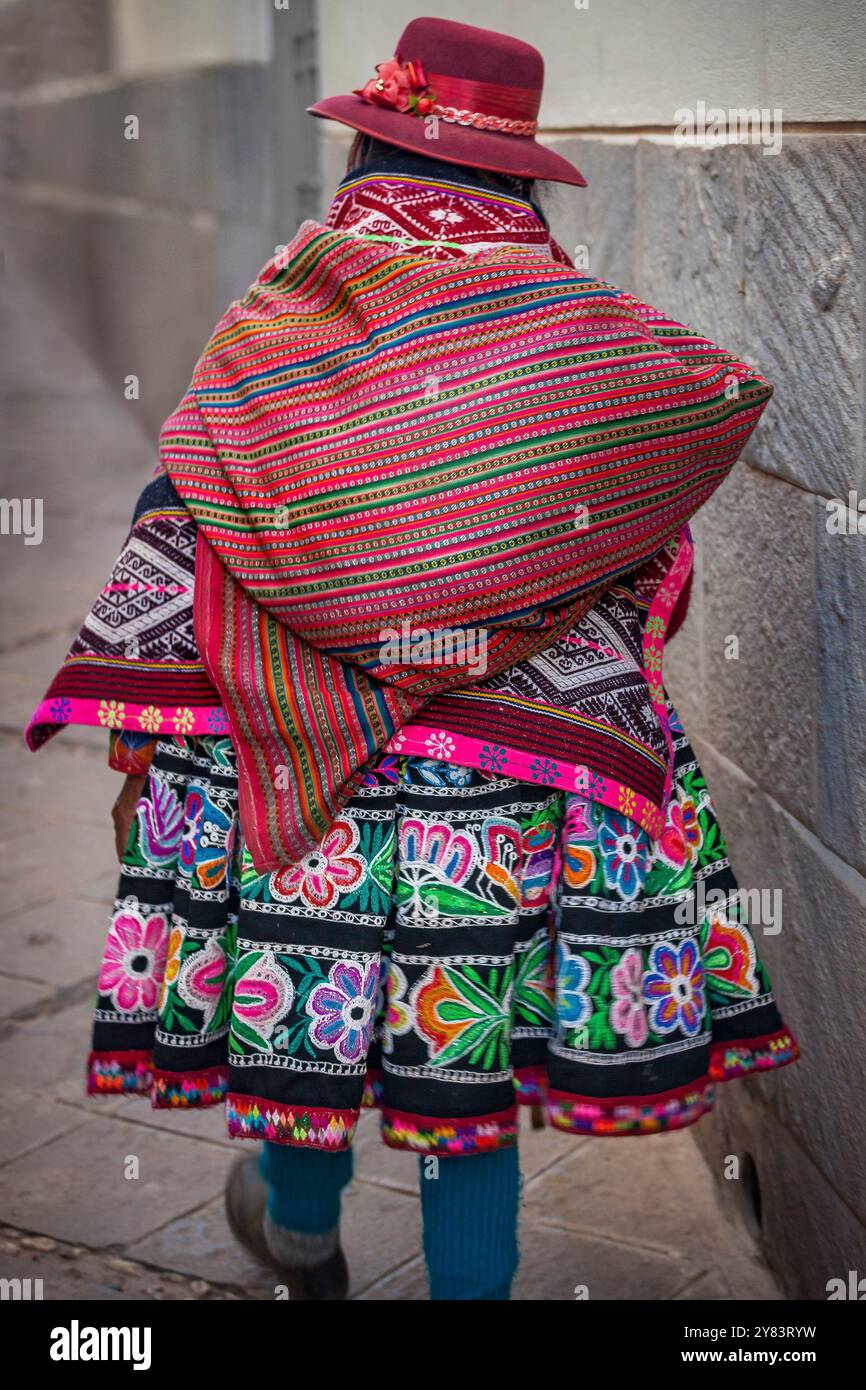 Pollera peru hi-res stock photography and images - Alamy