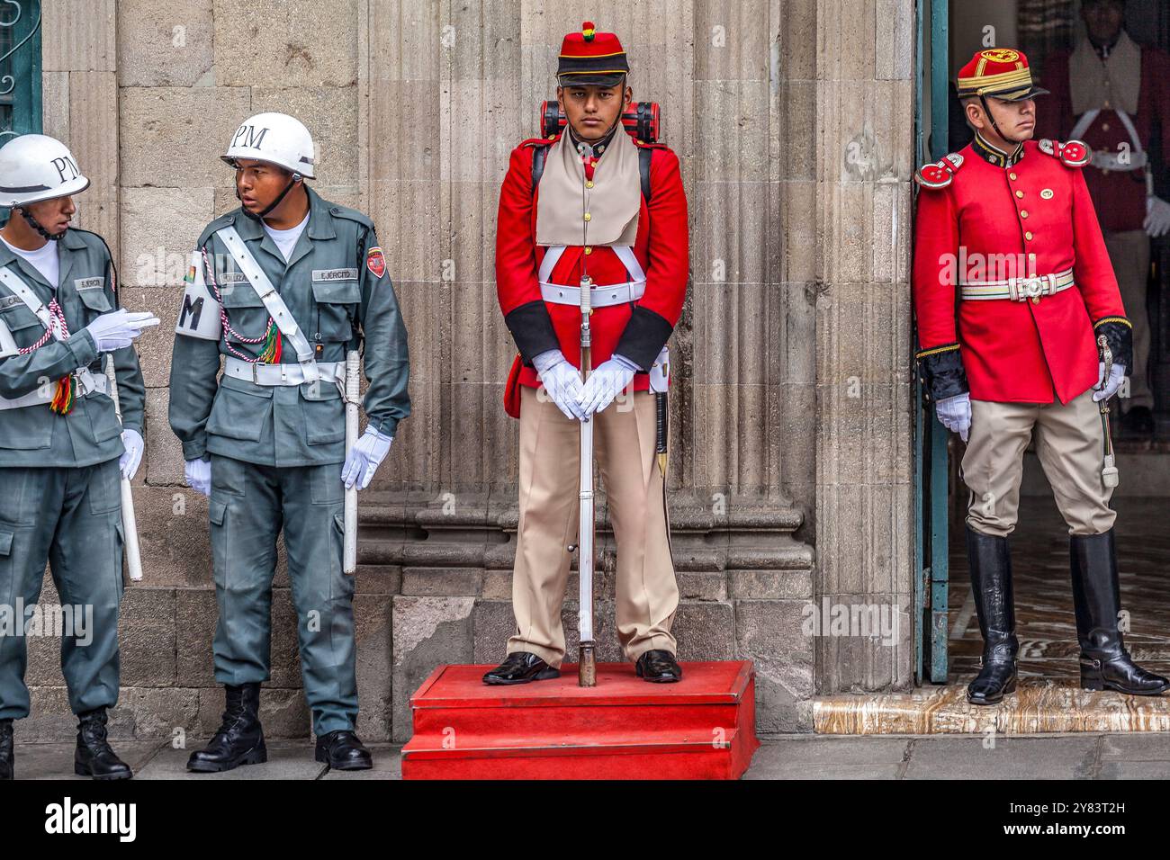 Police guards government palace hi-res stock photography and images - Alamy