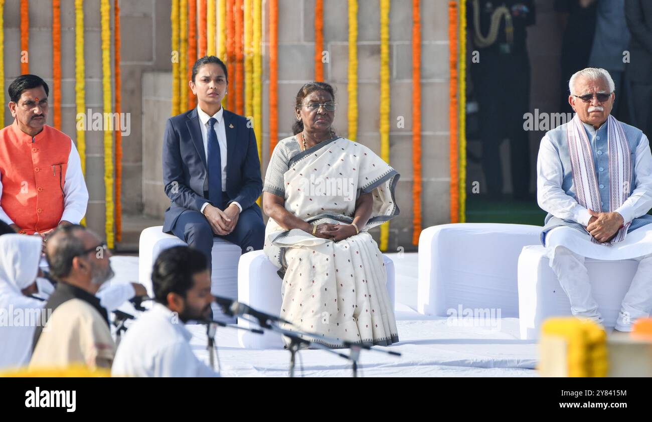 NEW DELHI, INDIA - OCTOBER 2: President Droupadi Murmu pays homage to ...