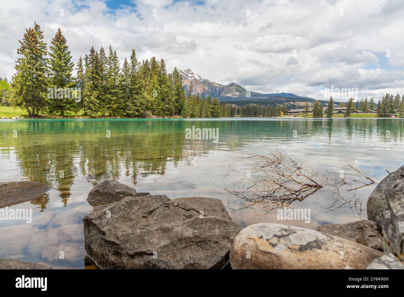 Stunning scenes around Beauvert Lake in Jasper National Park with ...
