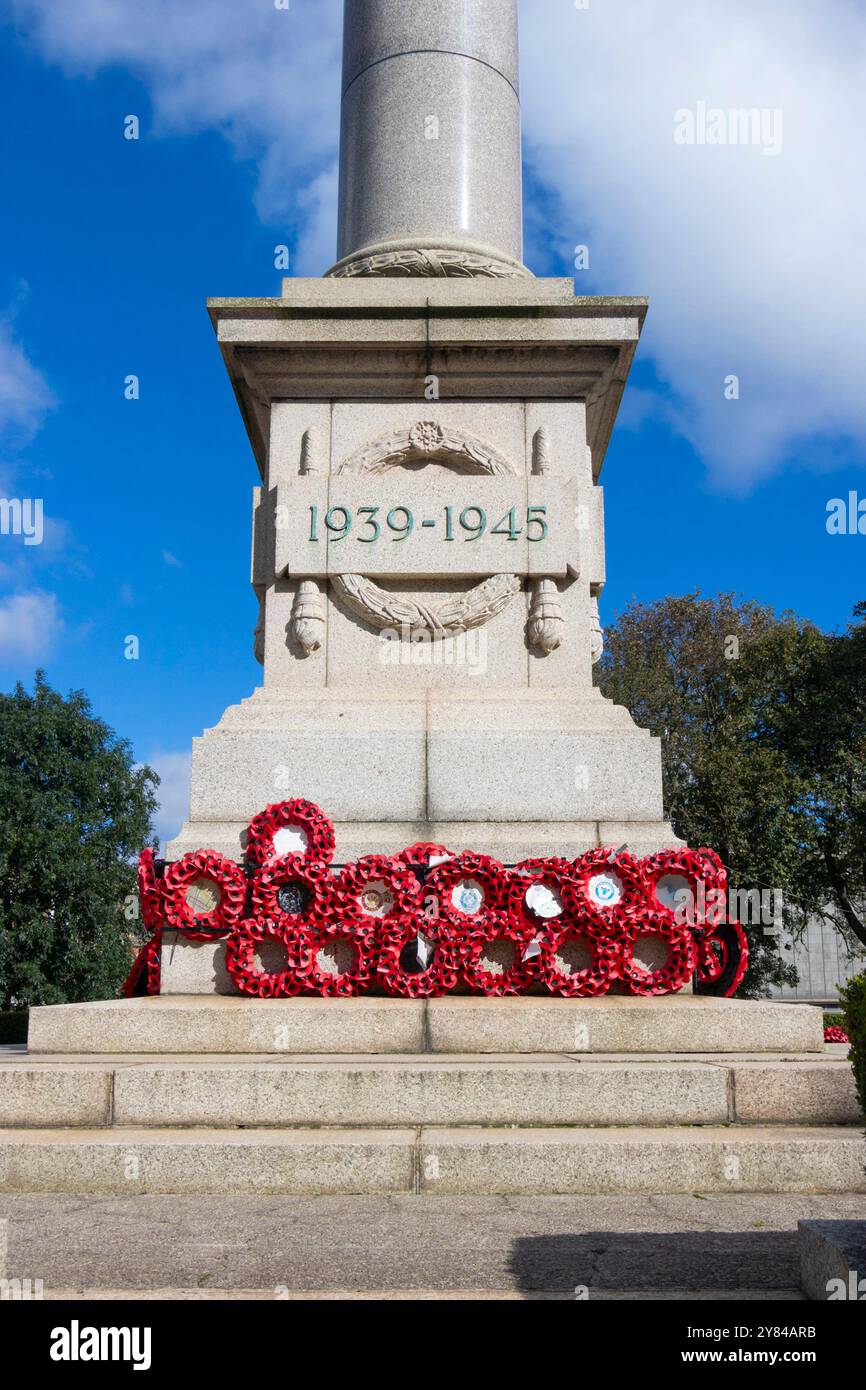 plinth at base War Memorial commemorating soldiers from First and ...