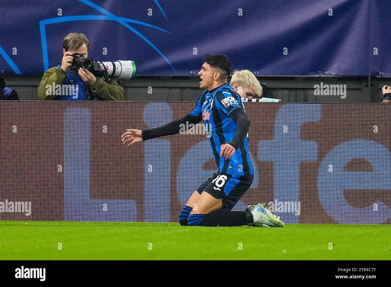 GELSENKIRCHEN, GERMANY - OCTOBER 2: Raoul Bellanova of Atalanta BC ...