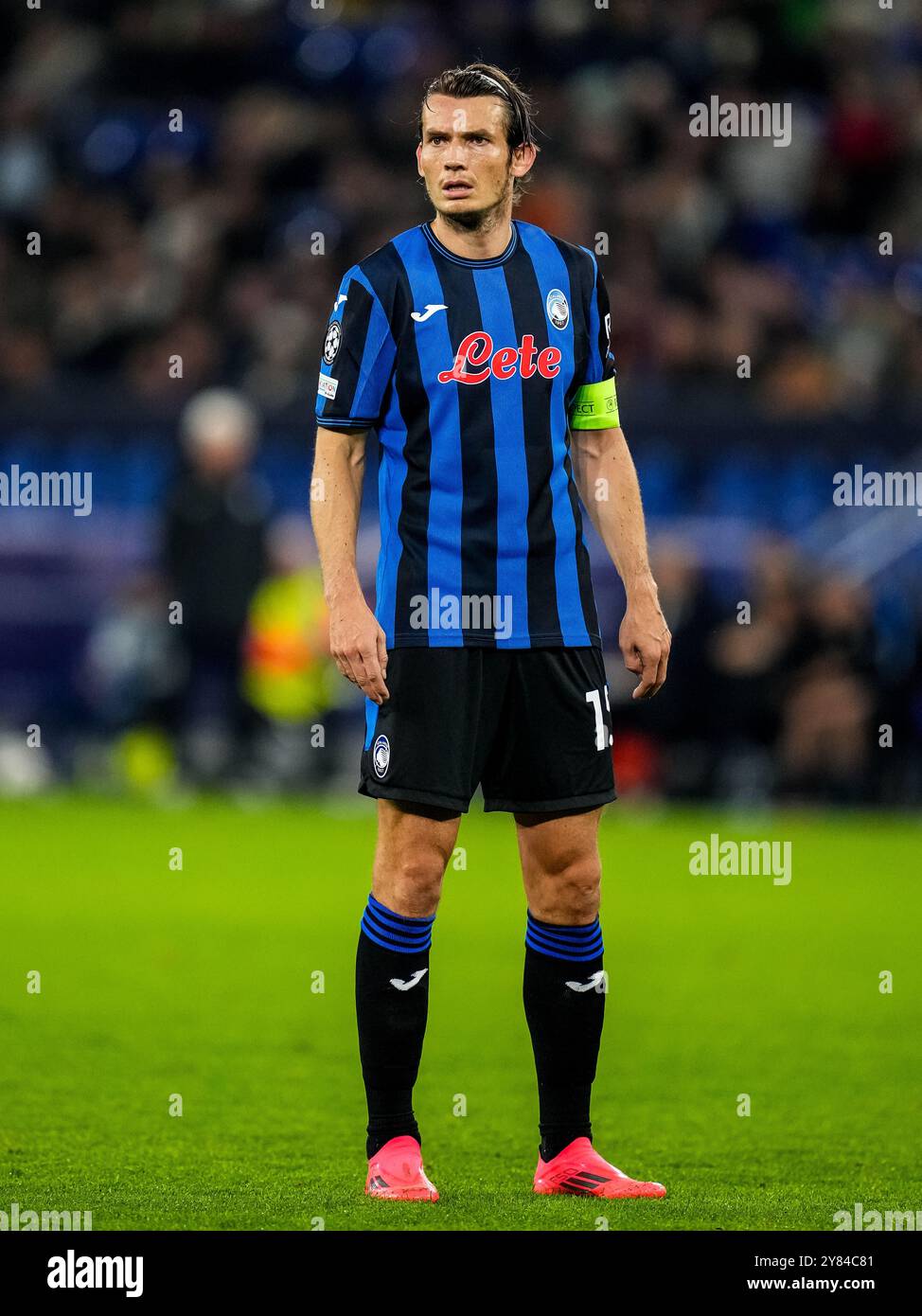 GELSENKIRCHEN, GERMANY - OCTOBER 2: Marten de Roon of Atalanta BC looks ...
