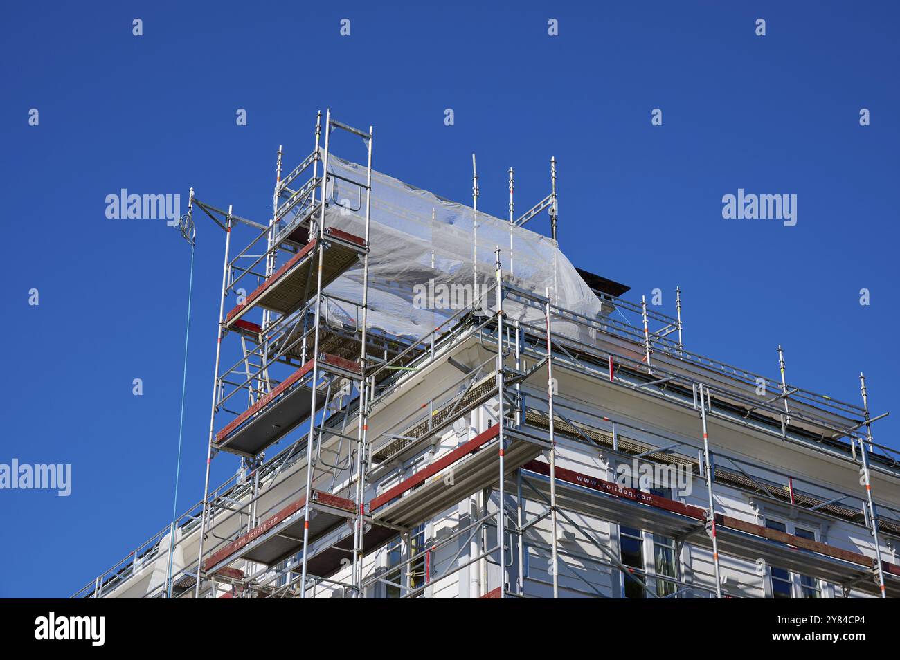 Scaffolding in front of a building under a clear blue sky, Floibanen ...