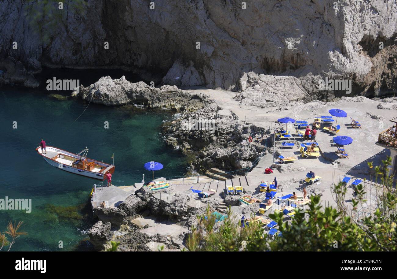 The Italian holiday island Capri is located in the Gulf of Naples ...