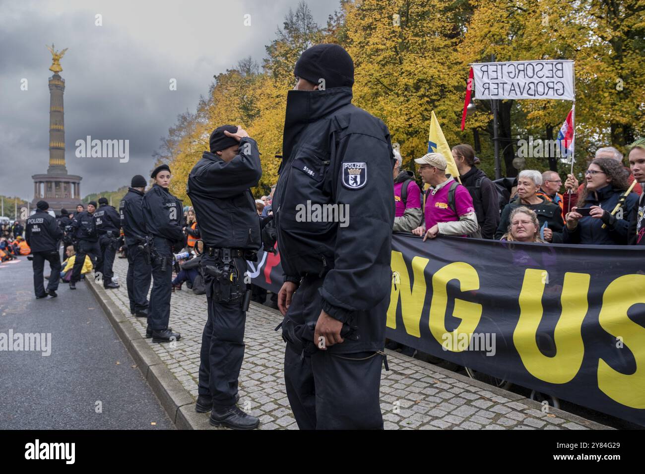 Germany, Berlin, 28.10. 2023, Police cordon, Victory Column, Europe ...