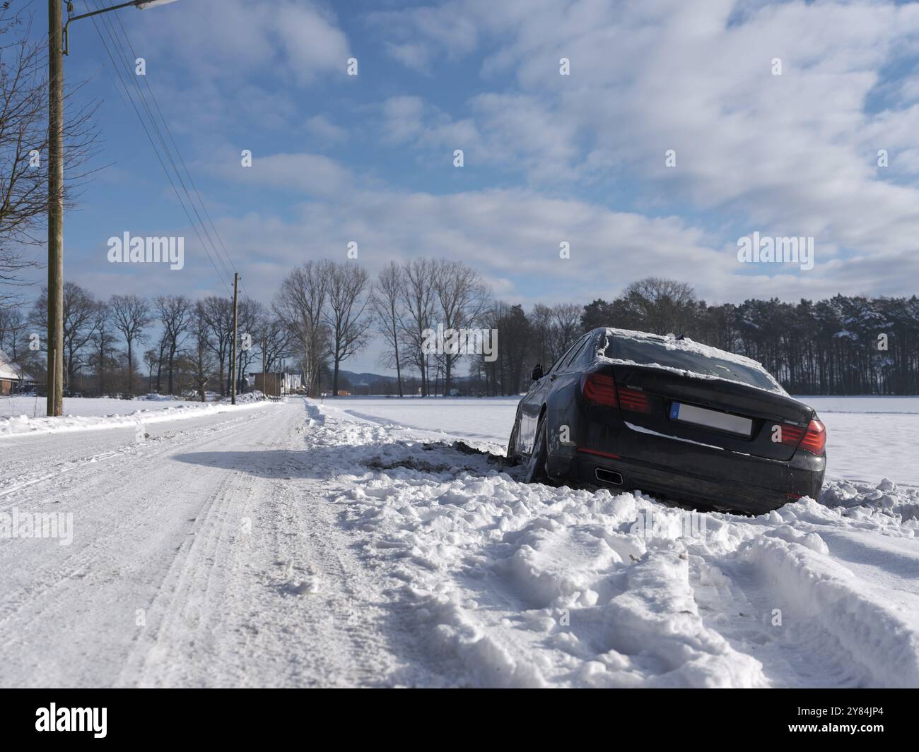 Vehicle stuck in the snow Stock Photo - Alamy