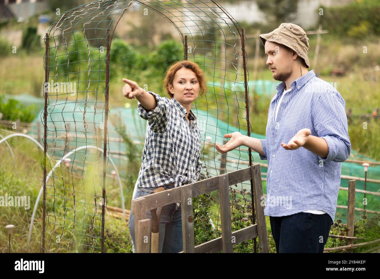 Man woman angry swear hi-res stock photography and images - Alamy