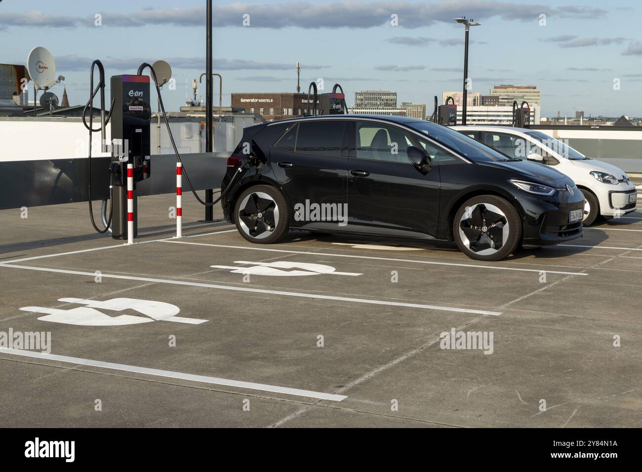 Mobility, e-charging Hamburg, cars at charging stations, charging ...