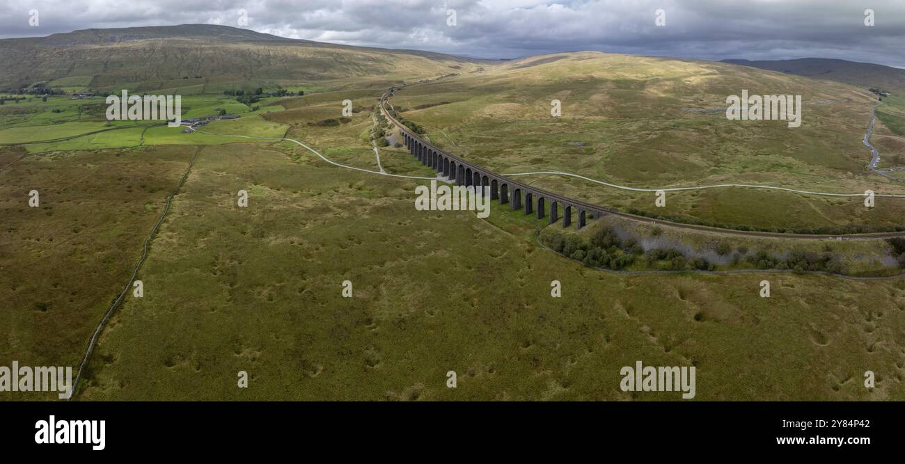 Ribblehead Viaduct, railway viaduct in the Yorkshire Dales, behind ...