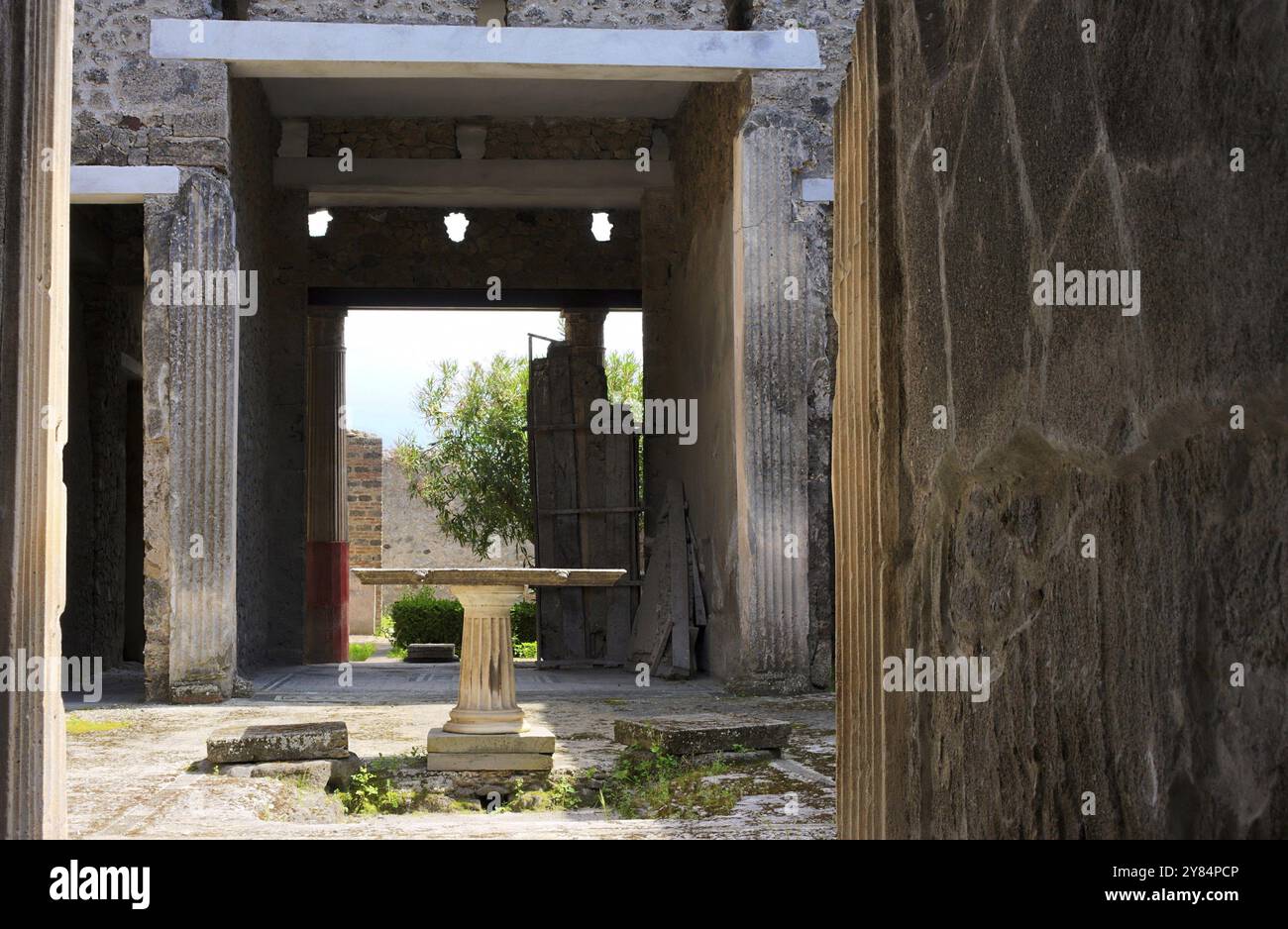 A spartanic roman courtyard in the ancient town of Pompeji Stock Photo ...