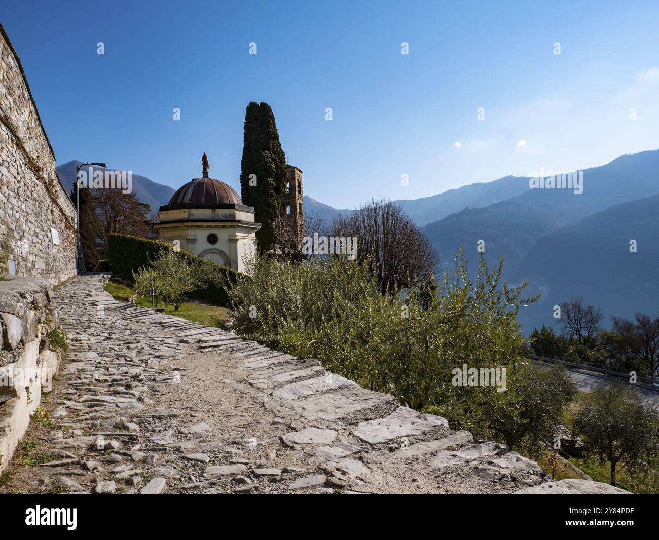 Landscape of the famous green way of Lake Como Stock Photo - Alamy