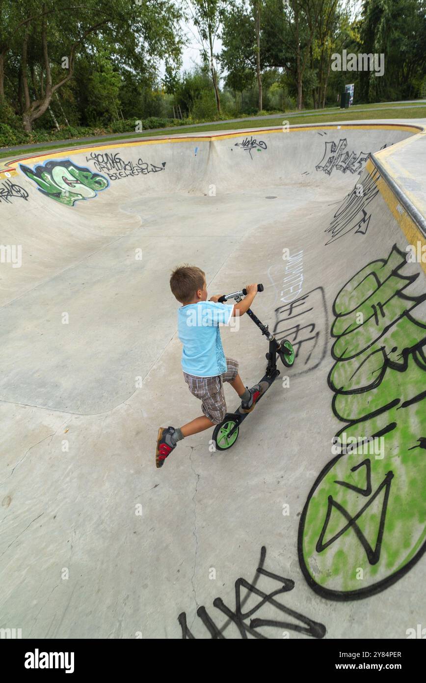 Half pipe halfpipe hi-res stock photography and images - Alamy