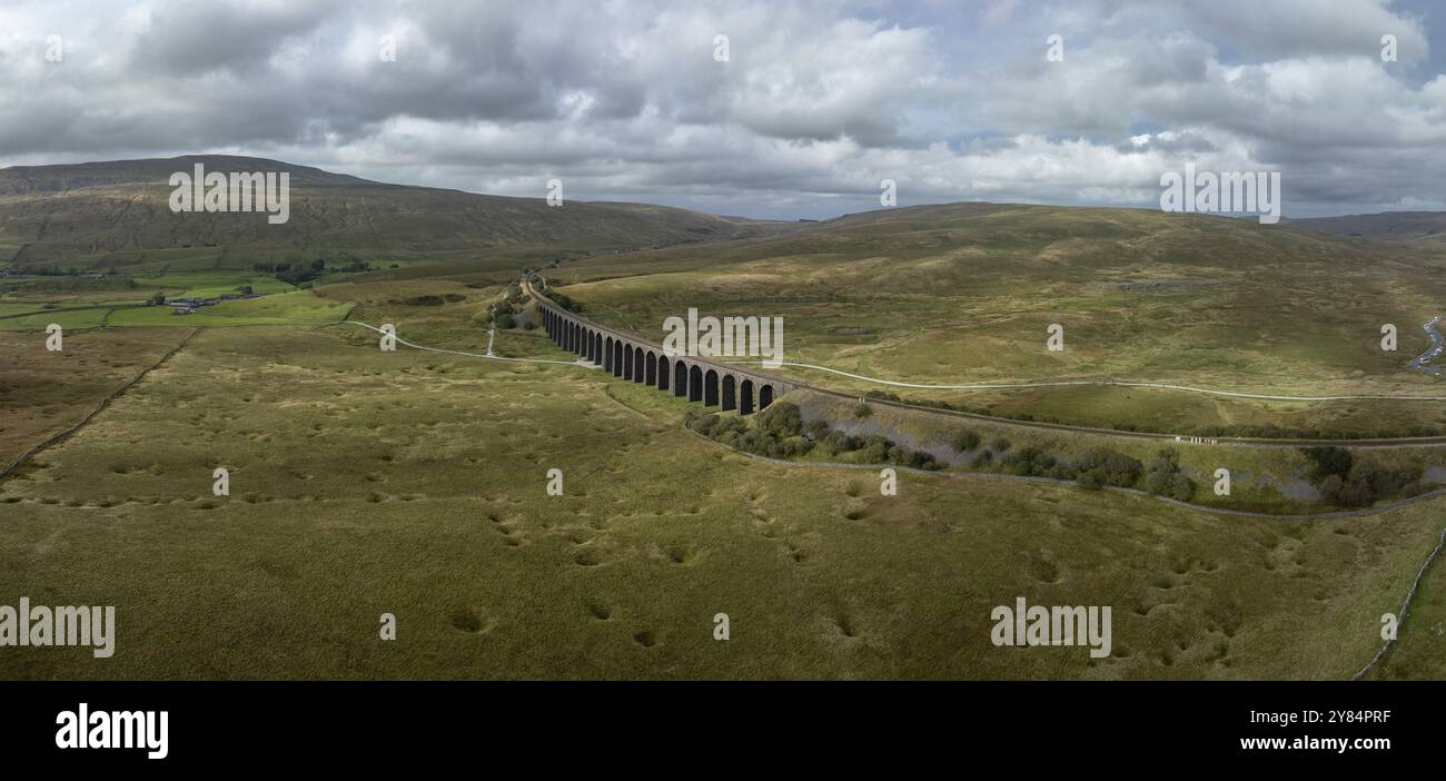 Ribblehead Viaduct, railway viaduct in the Yorkshire Dales, behind ...