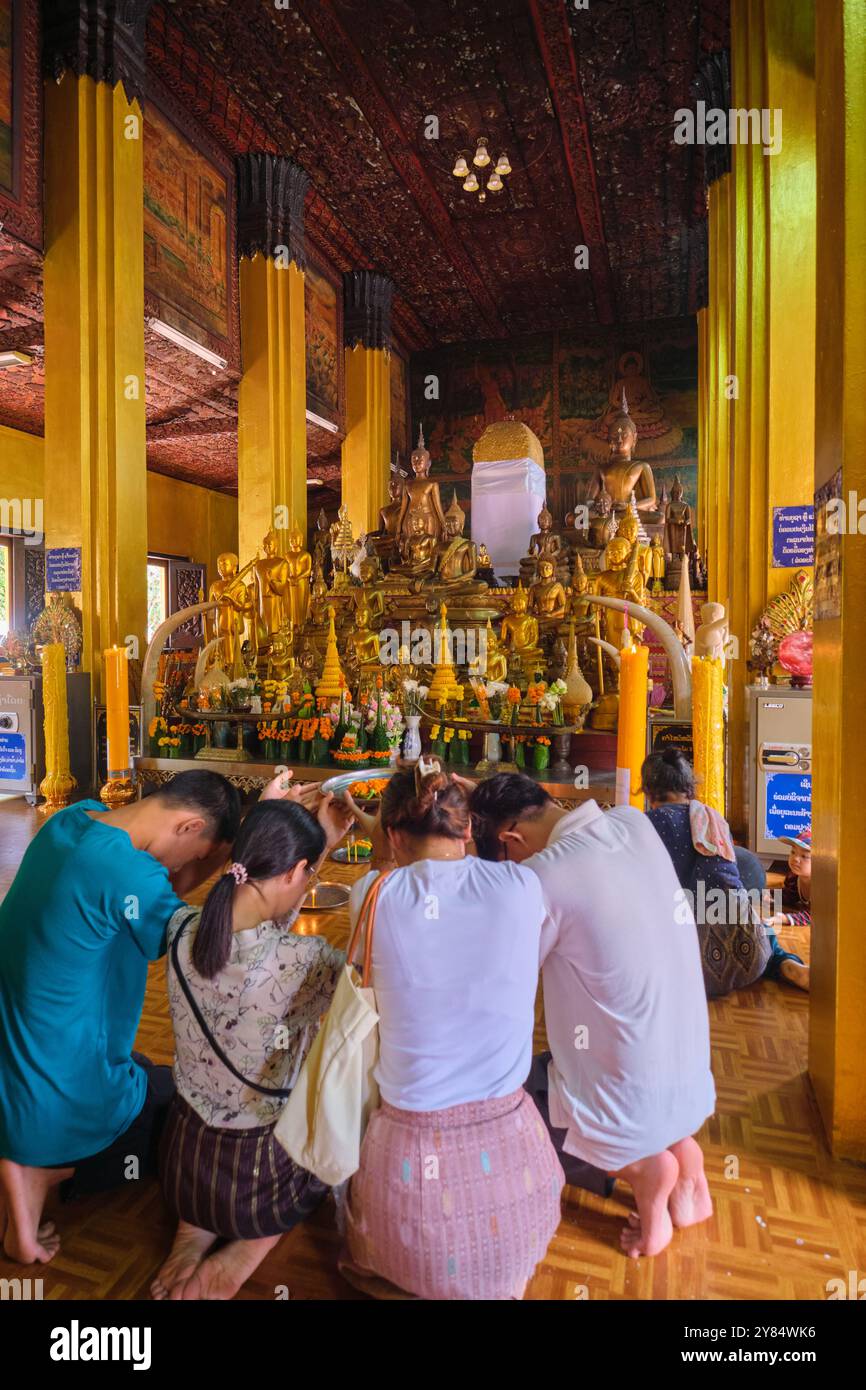 Kneeling worship hi-res stock photography and images - Alamy