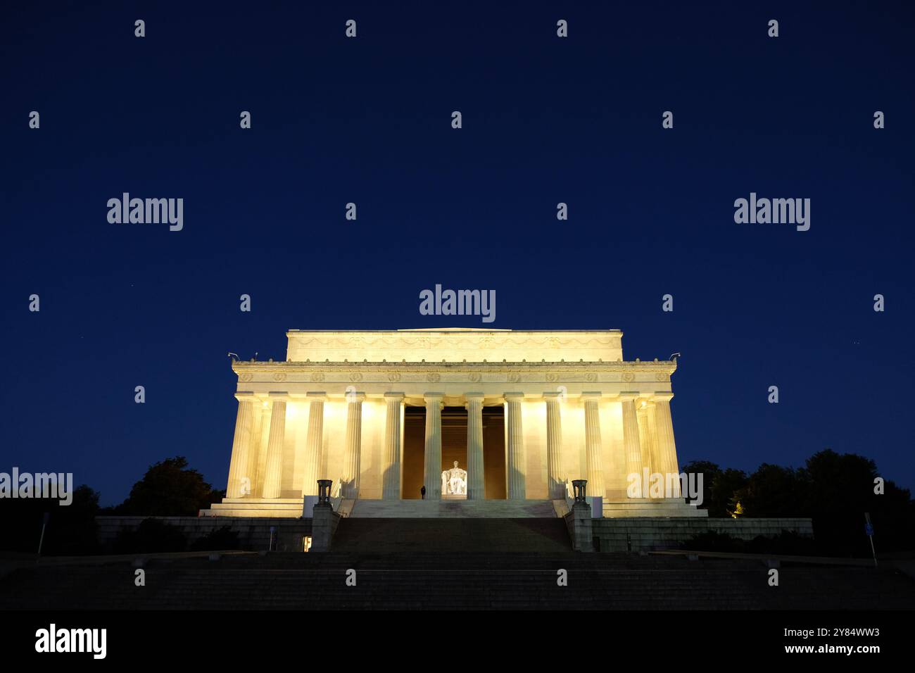 Lincoln Memorial At Night Washington DC // WASHINGTON DC — The Lincoln ...