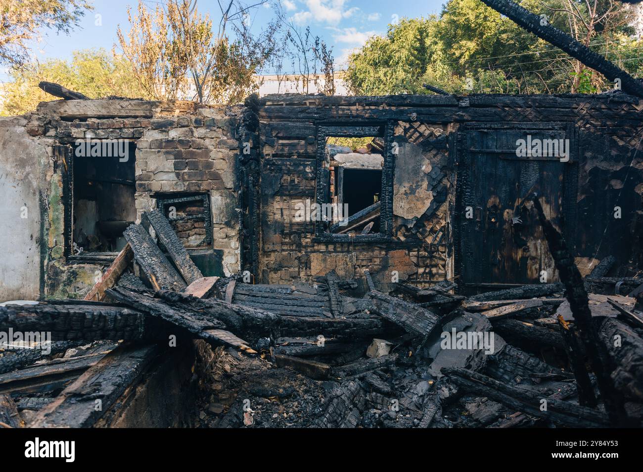 Consequences of fire. Completely burnt wooden house Stock Photo - Alamy