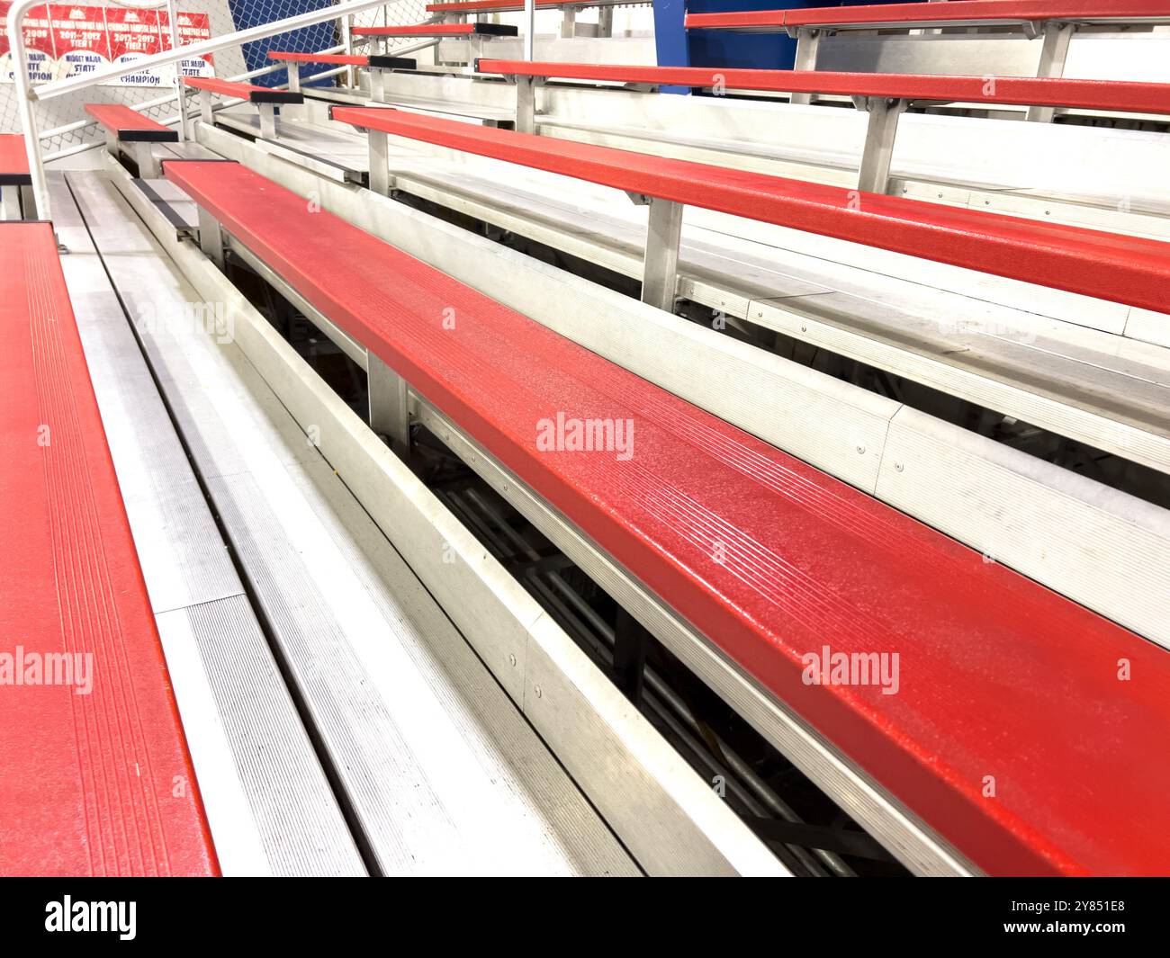 Silver and red stadium seats hi-res stock photography and images - Alamy