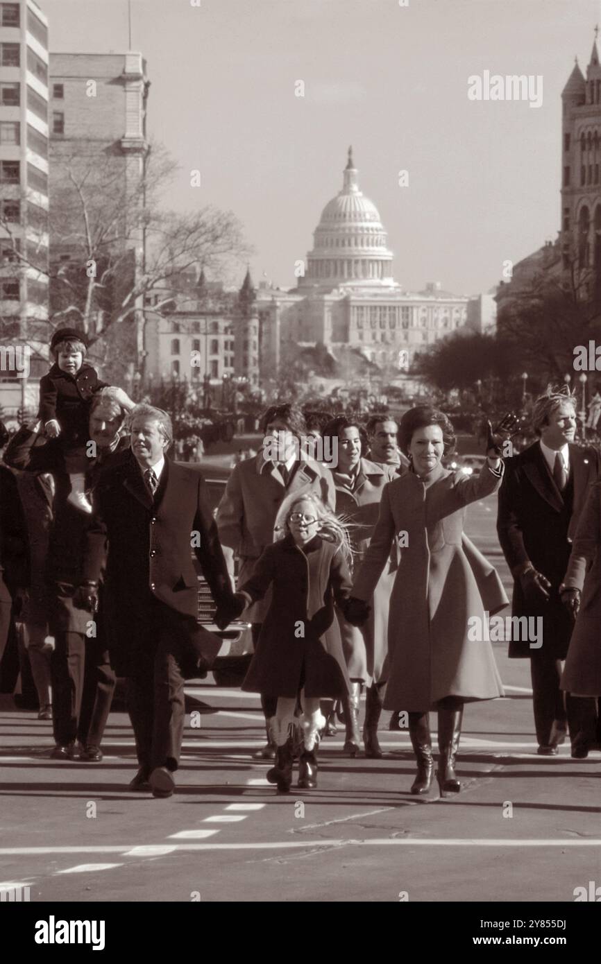 President Jimmy Carter with wife, Rosalynn, and daughter, Amy, walking ...