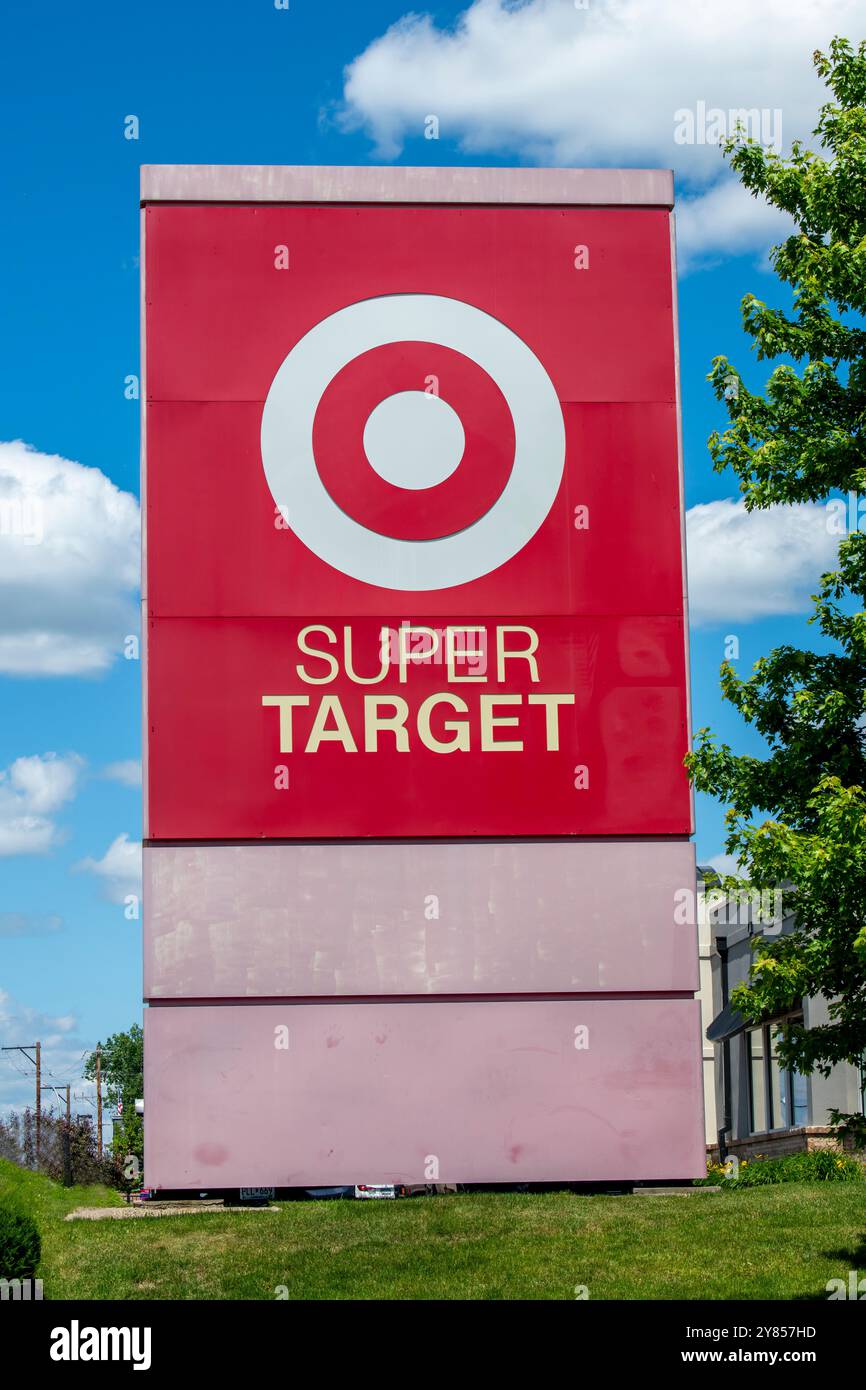 Shoreview, Minnesota. Logo of the Super Target store Stock Photo - Alamy