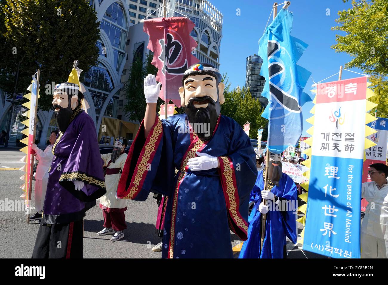 Participants wearing masks of Dangun, the legendary founder of Gojoseon ...