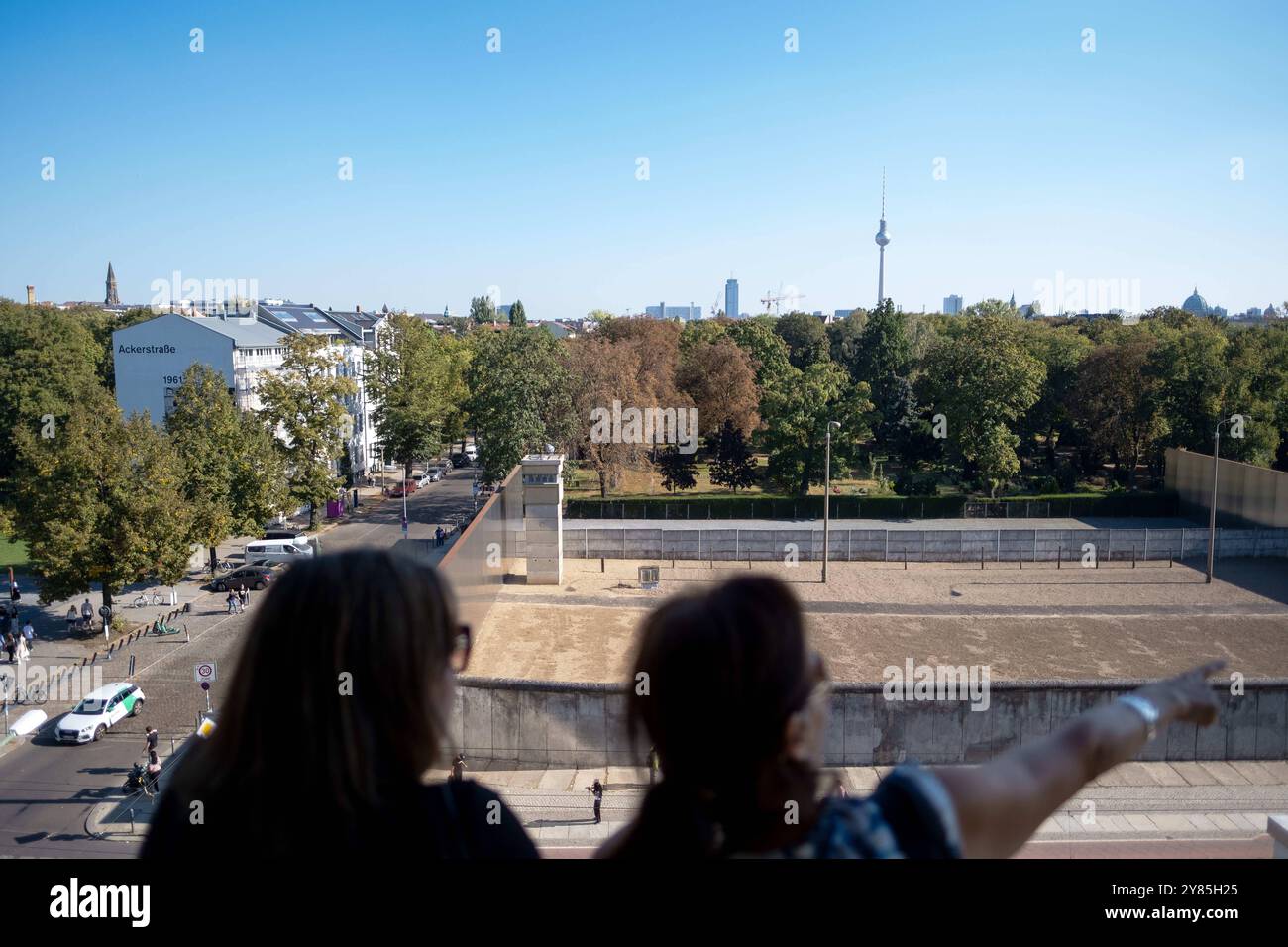 Die Gedenkstätte Berliner Mauer entlang der Bernauer Straße in Berlin ...