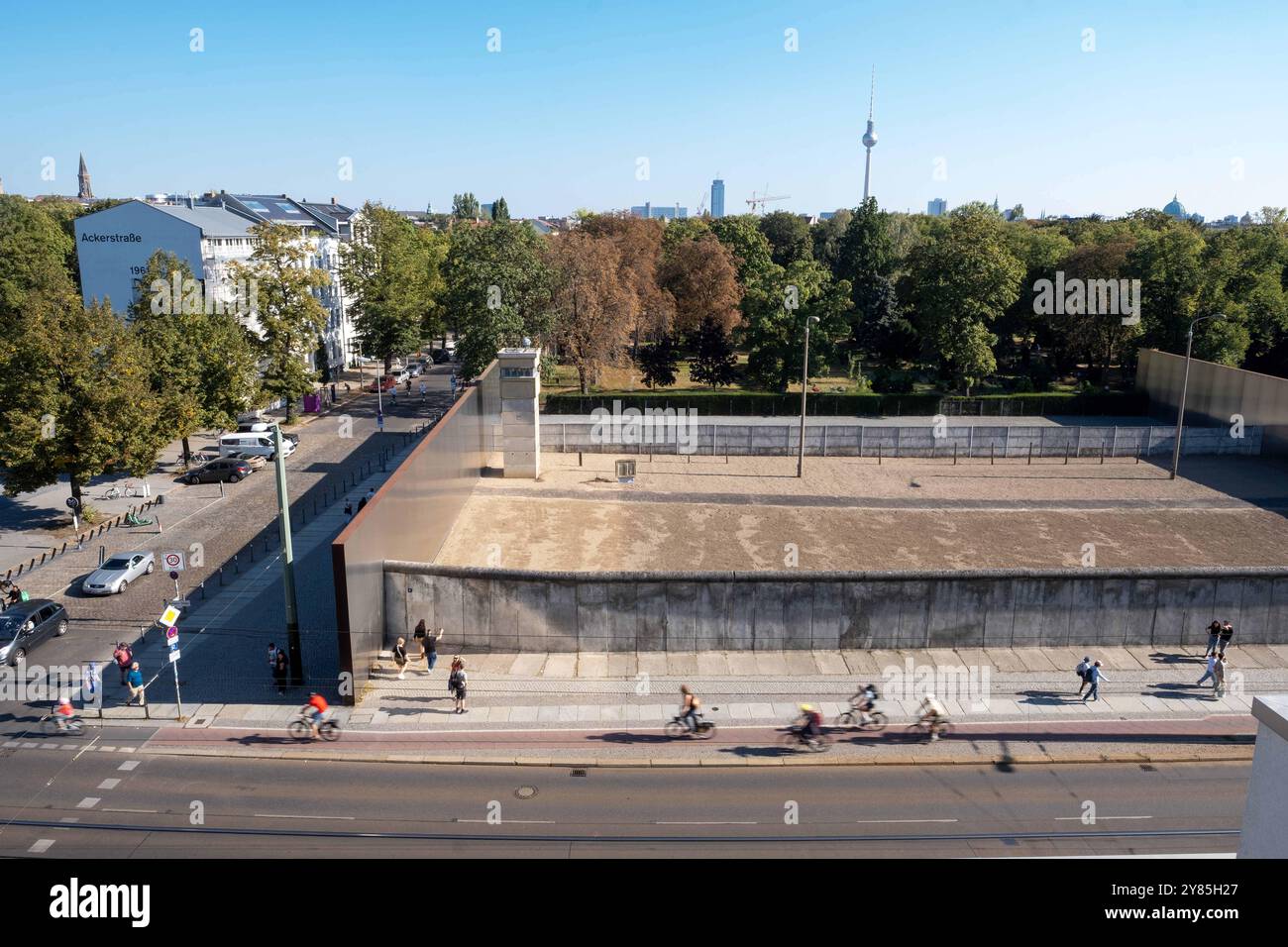 Die Gedenkstätte Berliner Mauer entlang der Bernauer Straße in Berlin ...