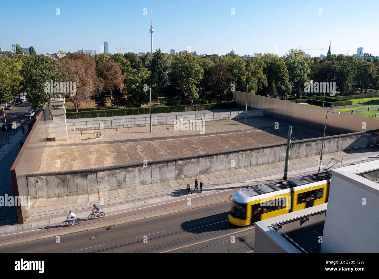 Die Gedenkstätte Berliner Mauer entlang der Bernauer Straße in Berlin. / The Berlin Wall ...