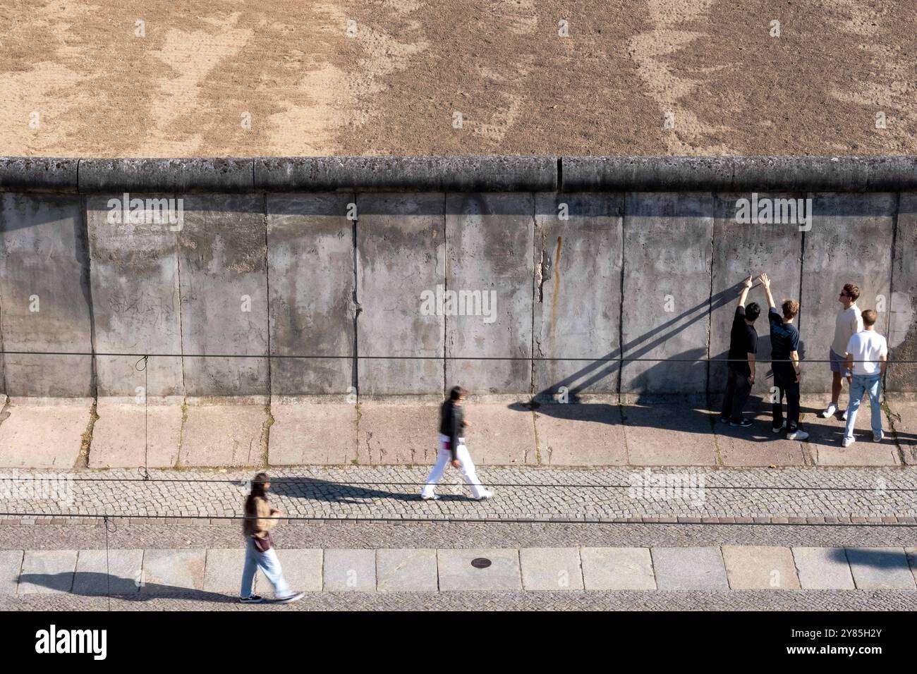 Die Gedenkstätte Berliner Mauer entlang der Bernauer Straße in Berlin ...