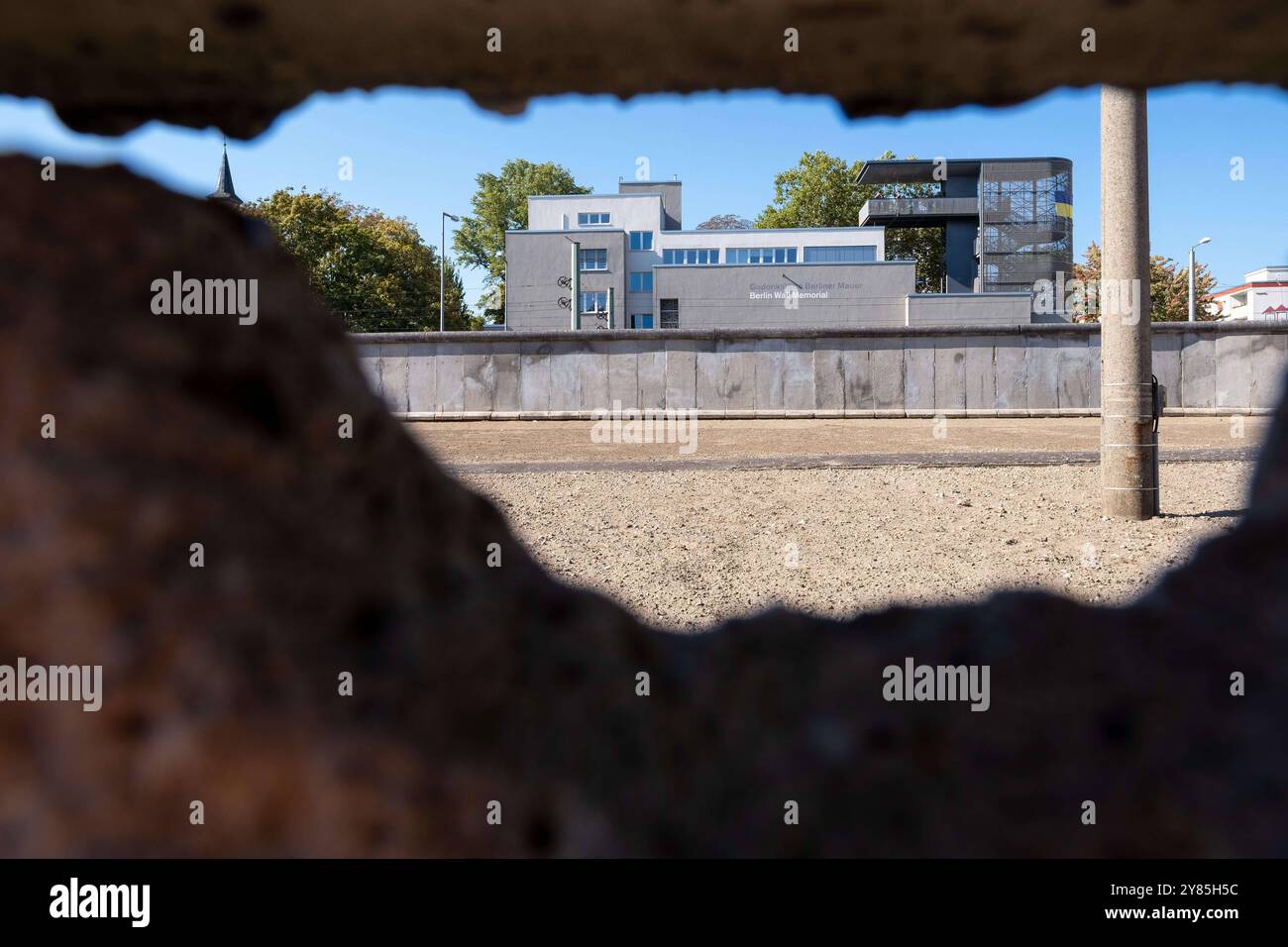 Die Gedenkstätte Berliner Mauer entlang der Bernauer Straße in Berlin ...