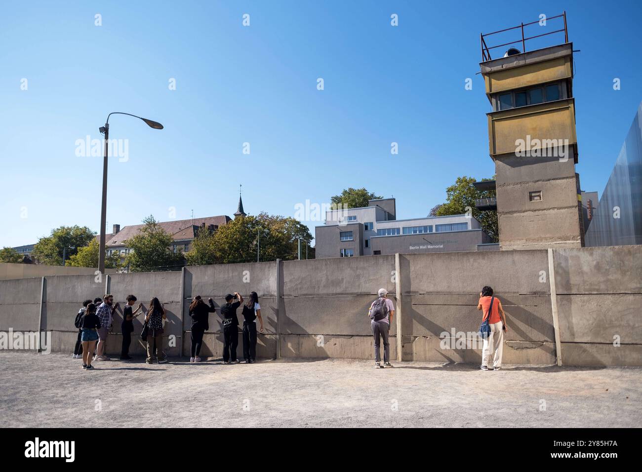 Die Gedenkstätte Berliner Mauer entlang der Bernauer Straße in Berlin ...