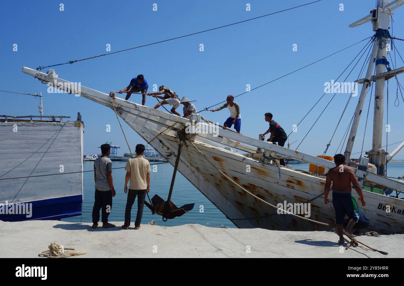 Traditional boat prahu hi-res stock photography and images - Alamy