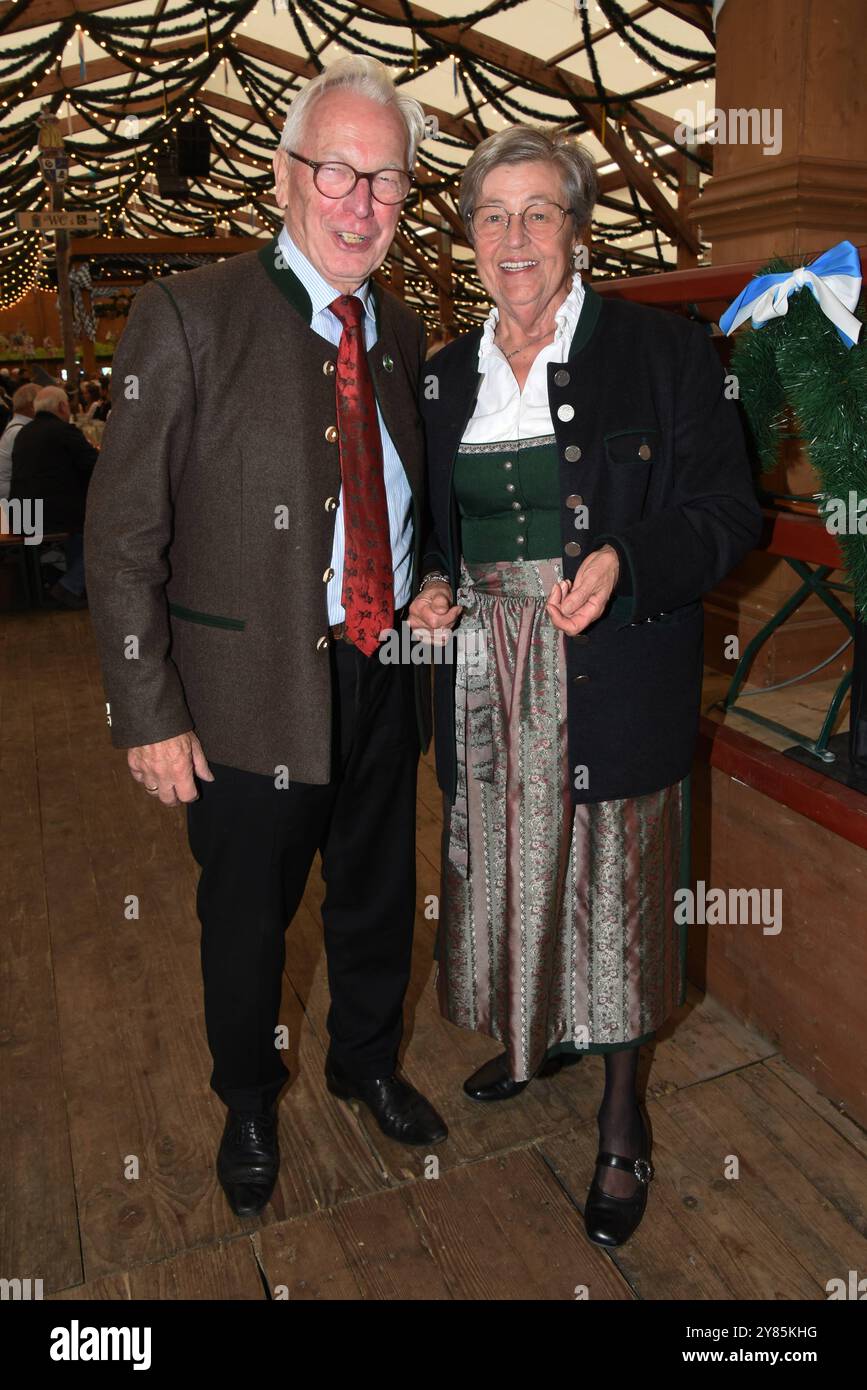Toni Winkelhofer Traditions Festzelt Wirt Hedwig Schmid Witwe Muenchen ...