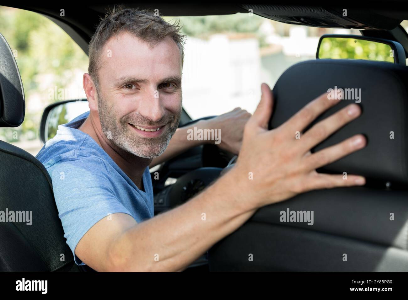 Looking back over left shoulder hi-res stock photography and images - Alamy